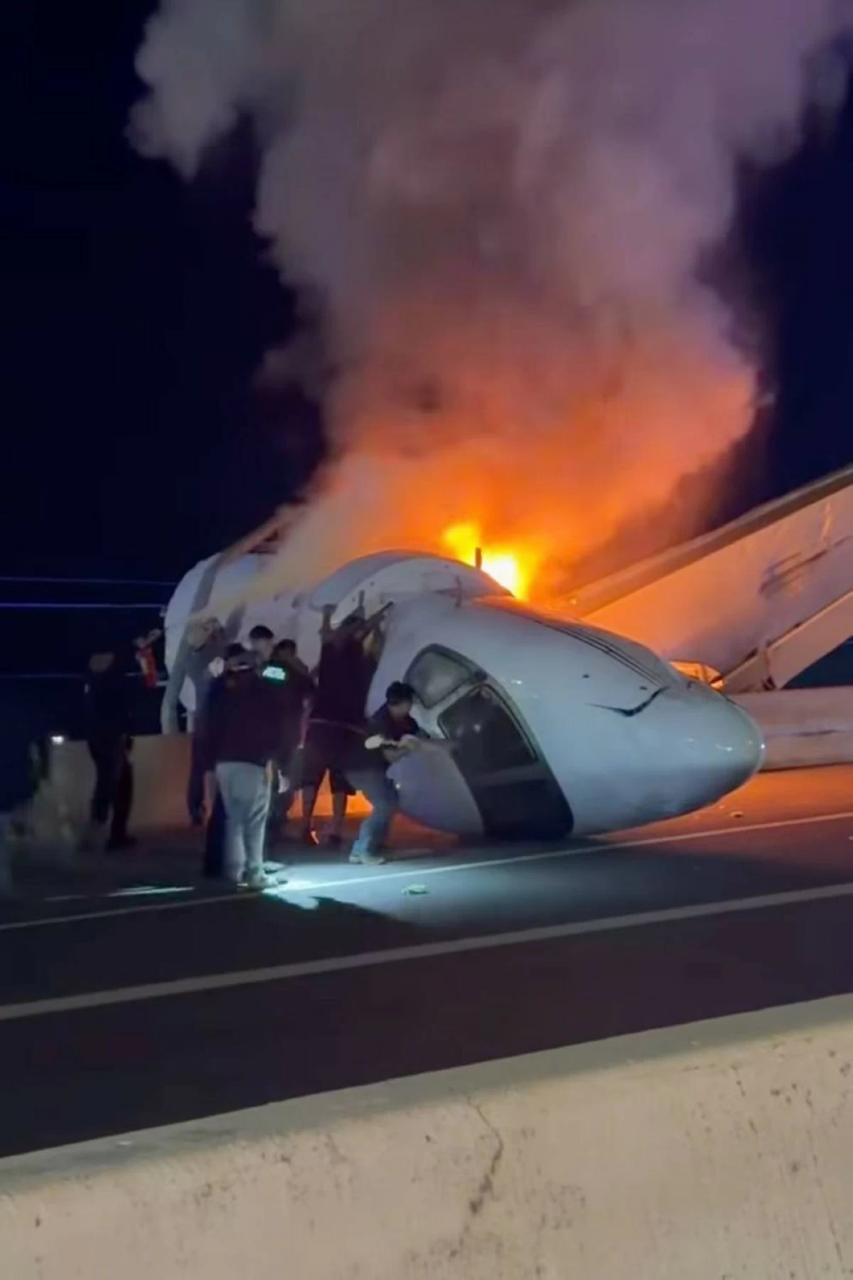 One person killed after small plane crashes on Texas highway - Emirates ...