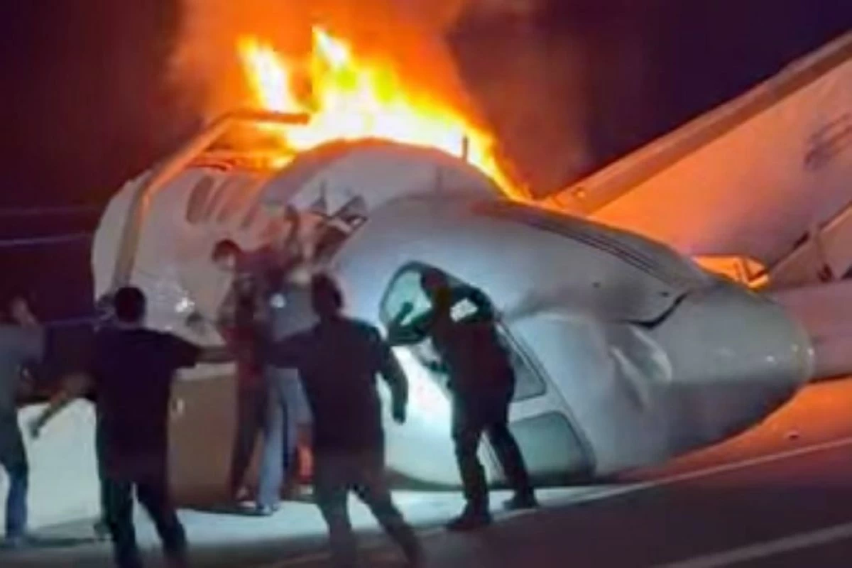 One person killed after small plane crashes on Texas highway - Emirates ...